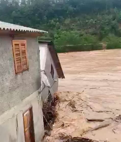 VÍDEO casa é arrastada pela água após nível de rio aumentar em Orleans