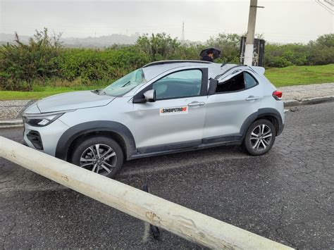 Carro em uso pelo NF é atingido por poste derrubado por carreta em