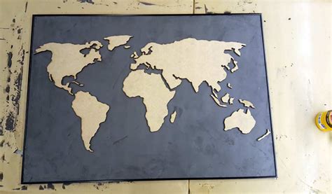 Fabriquez une carte du monde déco en bois Une mappemonde déco en DIY