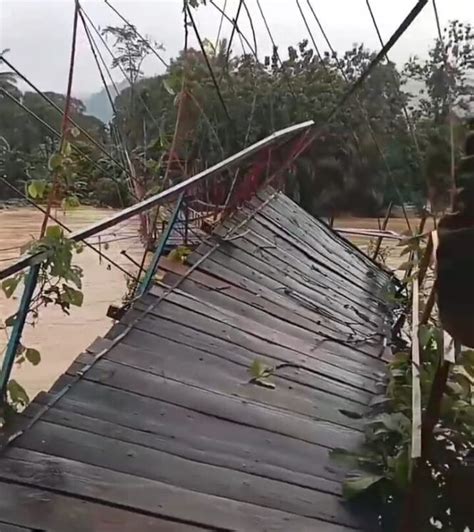 Diterjang Banjir Jembatan Penghubung Batang Anai Nyaris Ambruk