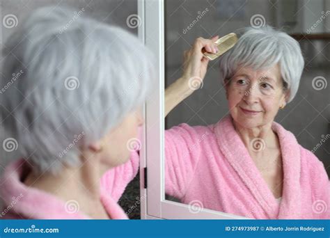 Linda Mulher Idosa Penteando O Cabelo Imagem De Stock Imagem De