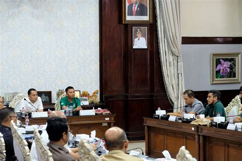 Wali Kota Eri Bersama Presiden Persebaya Siap Berangkat Ke Jakarta