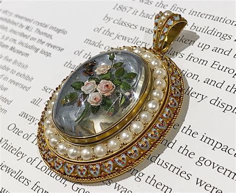 Bijoux anciens 19e siècle Pendentif de W J Thomas en or émaux