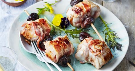 Recette De Brochettes De Lapin Au Lard Et Pruneaux Marie Claire