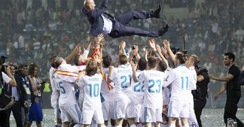 Les joueurs du Real Madrid et leur entraîneur Zinedine Zidane fêtent