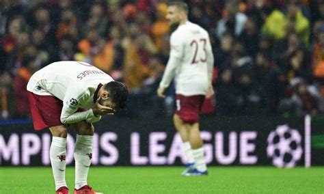 Bruno Fernandes Tape Du Poing Sur La Table
