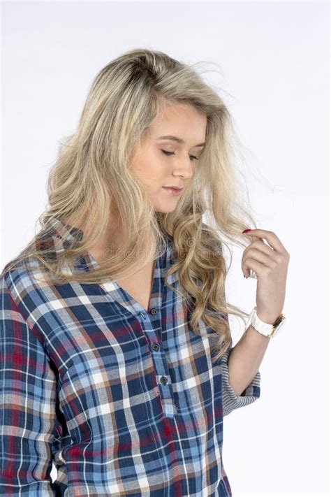 Hermosa Modelo Rubia Posando En Un Ambiente De Estudio Foto De Archivo