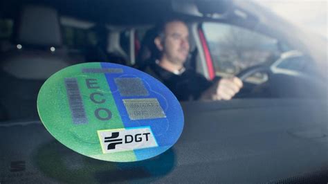 Cómo puedo conseguir el distintivo ambiental de la DGT para mi coche