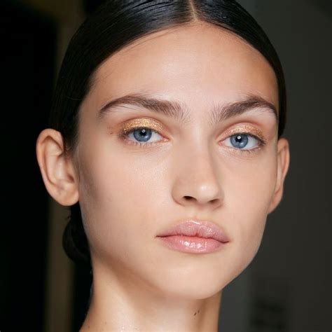 Voici la technique imparable pour réussir son chignon en trois secondes