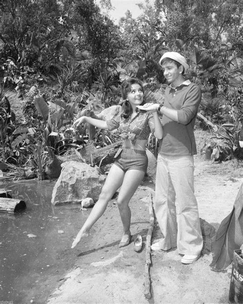 Dawn Wells Mary Ann Of Gilligans Island Autograph Signed Autographed Hand Signed 8x10 Photo