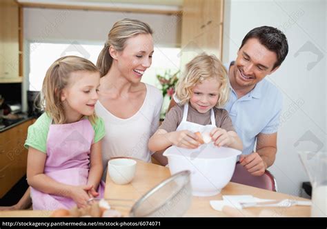 Familie Vorbereiten Cookies Lizenzfreies Bild 6074071