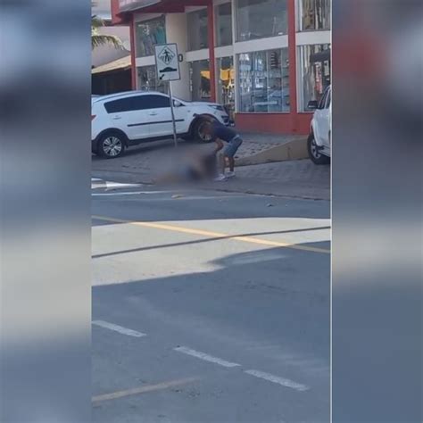 Homem agride socos e chutes mulher caída na rua em SC Santa