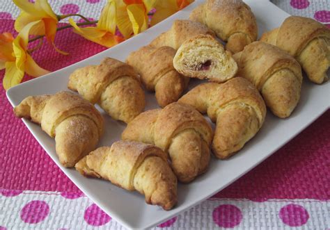 Krucho drożdżowe rogaliki z konfiturą różaną DoradcaSmaku pl