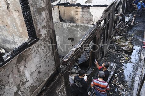 KEBAKARAN PERMUKIMAN PADAT PENDUDUK DI JAKARTA ANTARA Foto