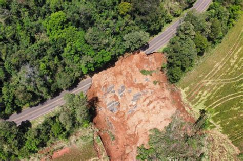 Buscas por desaparecidos em deslizamento na BR 376 são prejudicadas