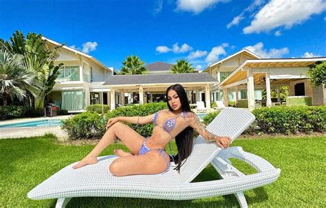 Yailin La Más Viral Corre En Bikini En Casa De 6ix9ine