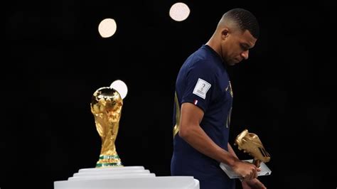 Con la mirada perdida La triste imagen de Mbappé que se viralizó tras