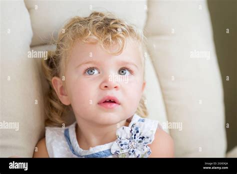 Petite fille blonde yeux bleu Banque de photographies et dimages à