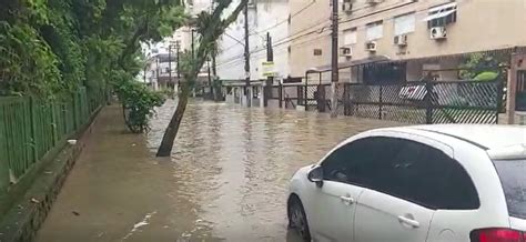 Chuva forte causa alagamentos e deixa os morros em estado de atenção na