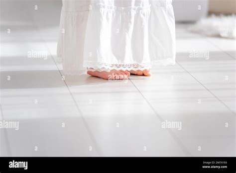 Petite fille pieds nus Banque de photographies et dimages à haute