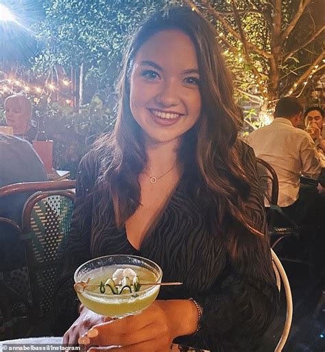 Elle Se Fait Mettre La Main Aux Fesses Durant Son Service Dans Un Bar