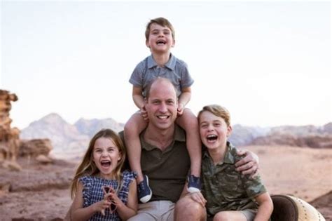 William Tenero Con I Figli George Charlotte E Louis Nella Foto Che