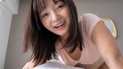 西永彩奈 胸チラで乳首が見えそうになるおっぱいも大きなお尻の強調の仕方もエッチです グラビアアイドル動画研究所