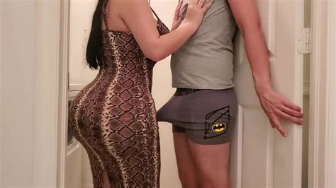 Madrastra Con Culo Enorme Follada Por El Hijastro Mientras Lava La Ropa