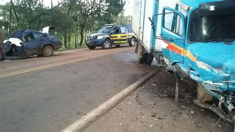 Colisão entre carro e caminhão deixa três mortos em Ijuí Trânsito RS G1