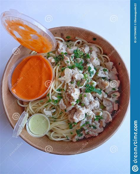 Espaguete De Galinha Molho Marinara Foto De Stock Imagem De