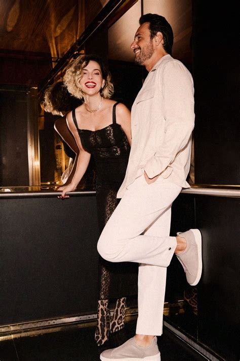 Tainá Müller e Rodrigo Santoro desfilam elegância e estilo no