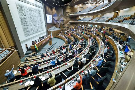 El Legislativo da luz verde a la preselección de candidatos a altos