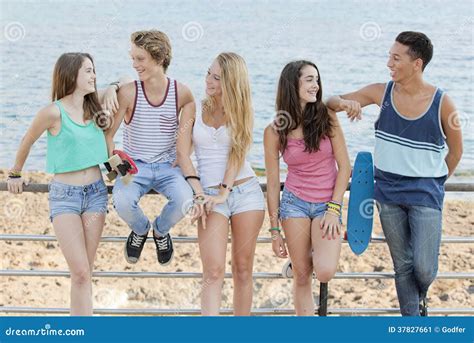 Groupe D ados Divers à La Plage Image stock Image du groupe chemin