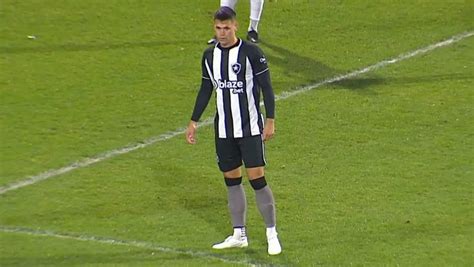 Jacob Montes Estreia Pelo Botafogo E Cai Nas Gra As Da Torcida