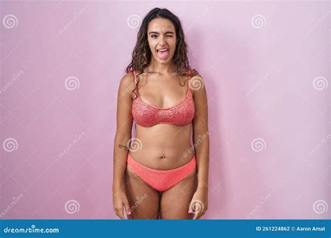 Jovem Hispânica Vestindo Lingerie Sobre Fundo Cor de rosa Esticando a