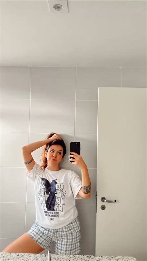 Como Tirar A Selfie Perfeita No Espelho Dicas E Ideias De Poses Para