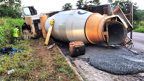 Sorriso Motorista Fica Preso Nas Ferragens E Socorrido Em Estado