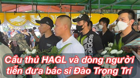 A Hoàng thẫn thờ Hữu Tuấn Dụng Quang Nho đội trẻ HAGL và dòng người
