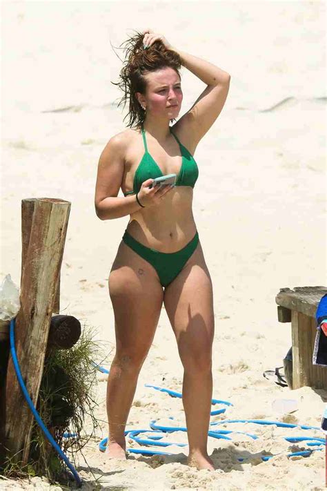Larissa Manoela e André Luiz Frambach curtem dia de praia no Rio