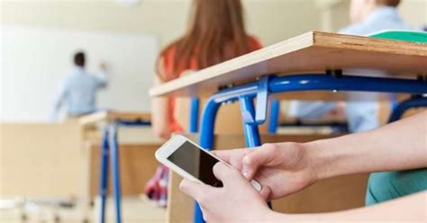 Escola gaúcha cria caixa coletora de celular