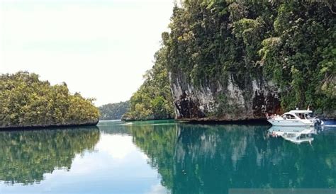 Indahnya Teluk Triton Surga Wisata Tersembunyi Di Kaimana Papua Barat
