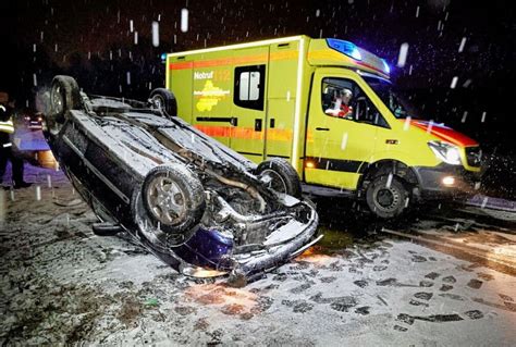 Glätteunfall PKW überschlägt sich