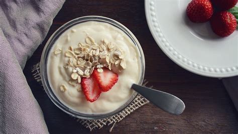 Rico y cremoso Aprende a preparar un riquísimo yogur griego con 2