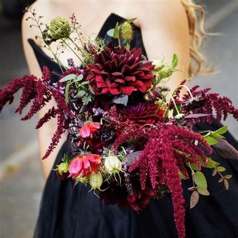 Brautstrauß und Flowercrown in dunkelrot