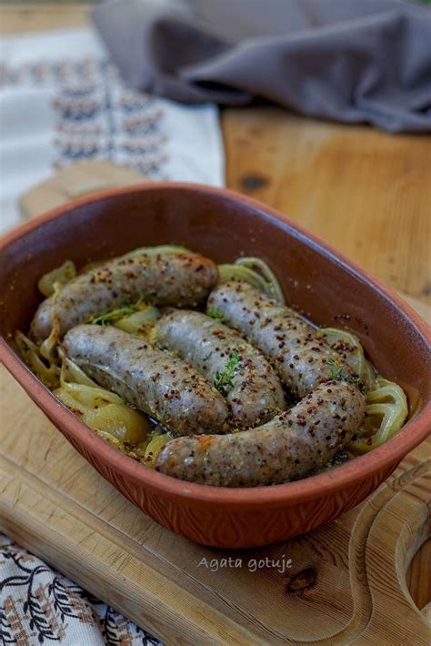 Biała kiełbasa pieczona w piwie i cebuli Kobieta Wszechjedząca