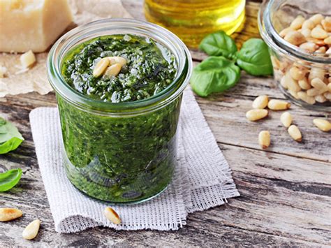 Basilikum Pesto mit Pinienkernen und Olivenöl Rezept kochbar de