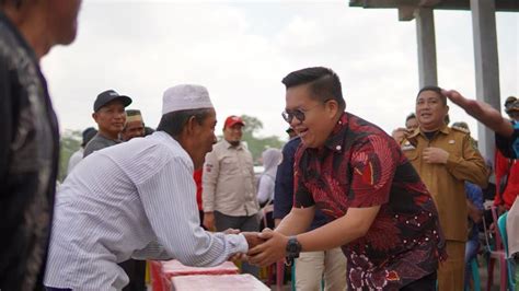 Wabup Rendi Solihin Salurkan Bantuan Kepada Kelompok Nelayan Dan