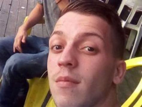 Jovem de 22 anos morre ao bater moto em árvore e depois em poste