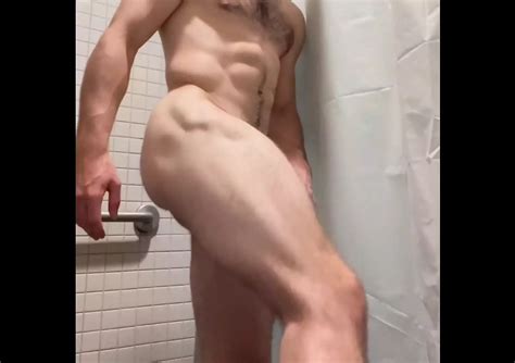 Er wichst seinen großen Schwanz nach dem Training im Fitnessstudio