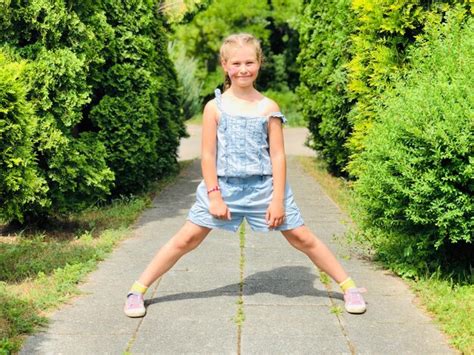 Portrait D Une Fille Mignonne Souriante Avec Les Jambes Cart Es Debout